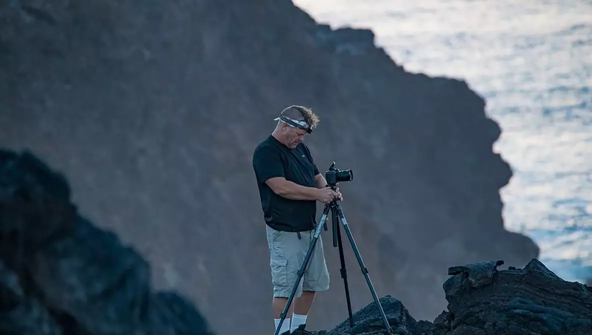 Hawaiin bizi den argazkilari errespetatu batek bizitza galtzen du Lava zelaian