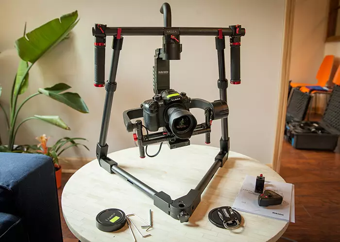 Toe Iloiloga a Fstoppers o le Moza Lite II 3-Axis Gimbal Stabilizer mo Pu'ega Ata Vitio. 148093_3