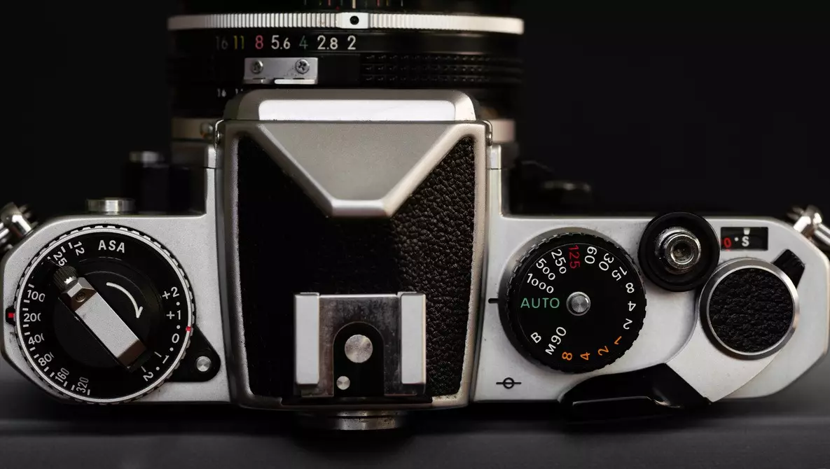 Bu günə qədər sevimli büdcə film kameram: Fstoppers Nikon FE-ni nəzərdən keçirir