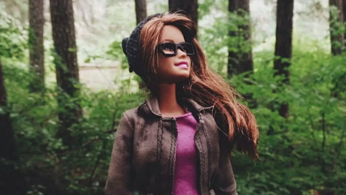 Hipster Barbie Mokas Vian Instagraman Fluĝon