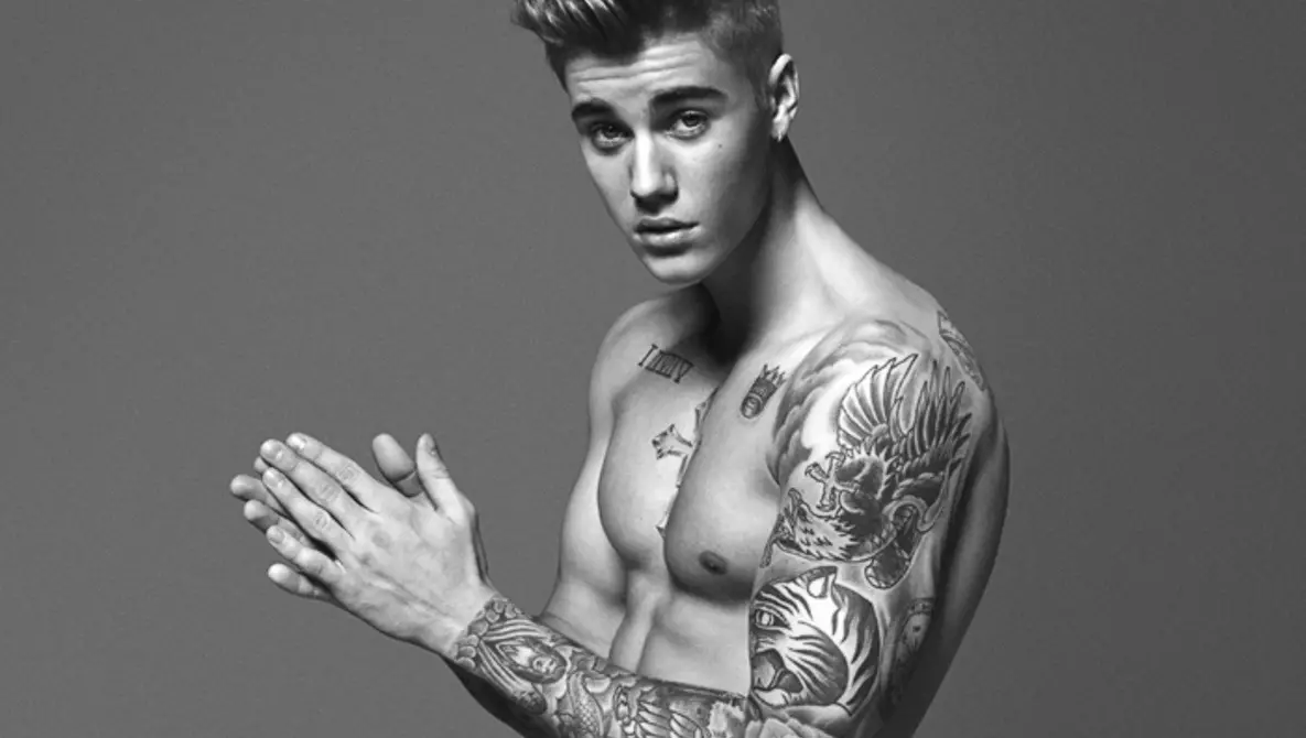 Justin Bieber Xav Tau Kev Kho Kho Photoshop Loj hauv Calvin Klein Ad Tshaj Tawm Tseeb