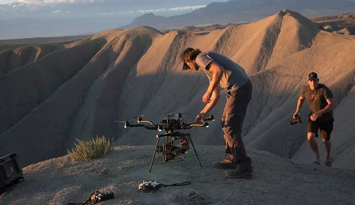 Il campo 4 prova il nuovo ALTA Drone di Freefly inseguendo le moto nel deserto 153443_1