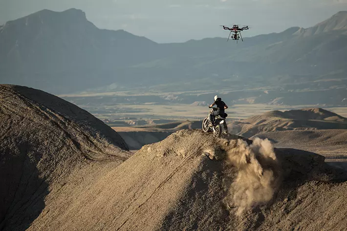 Trại 4 Thử nghiệm ALTA Drone mới từ Freefly bằng Xe mô tô Đuổi theo trong sa mạc 153443_2