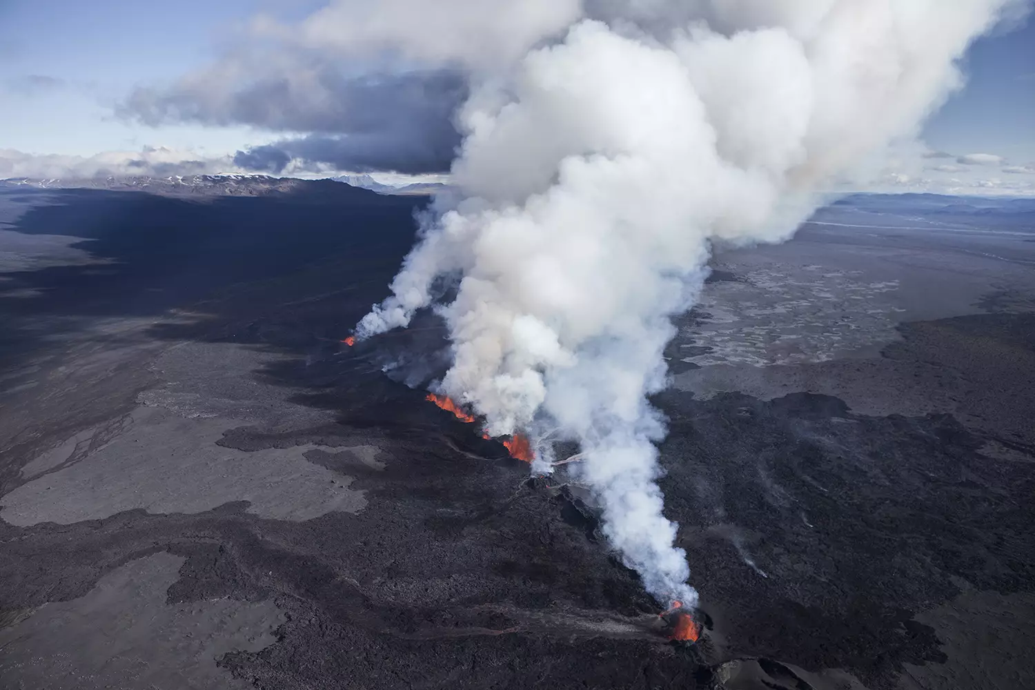 Incredible Aerial Photos Kubva kuIceland's Volcanic Eruption 153487_4