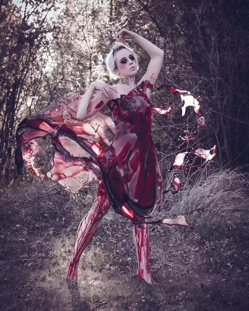 Fotoshoot 'Blood Dress' pakt oandacht 157407_1