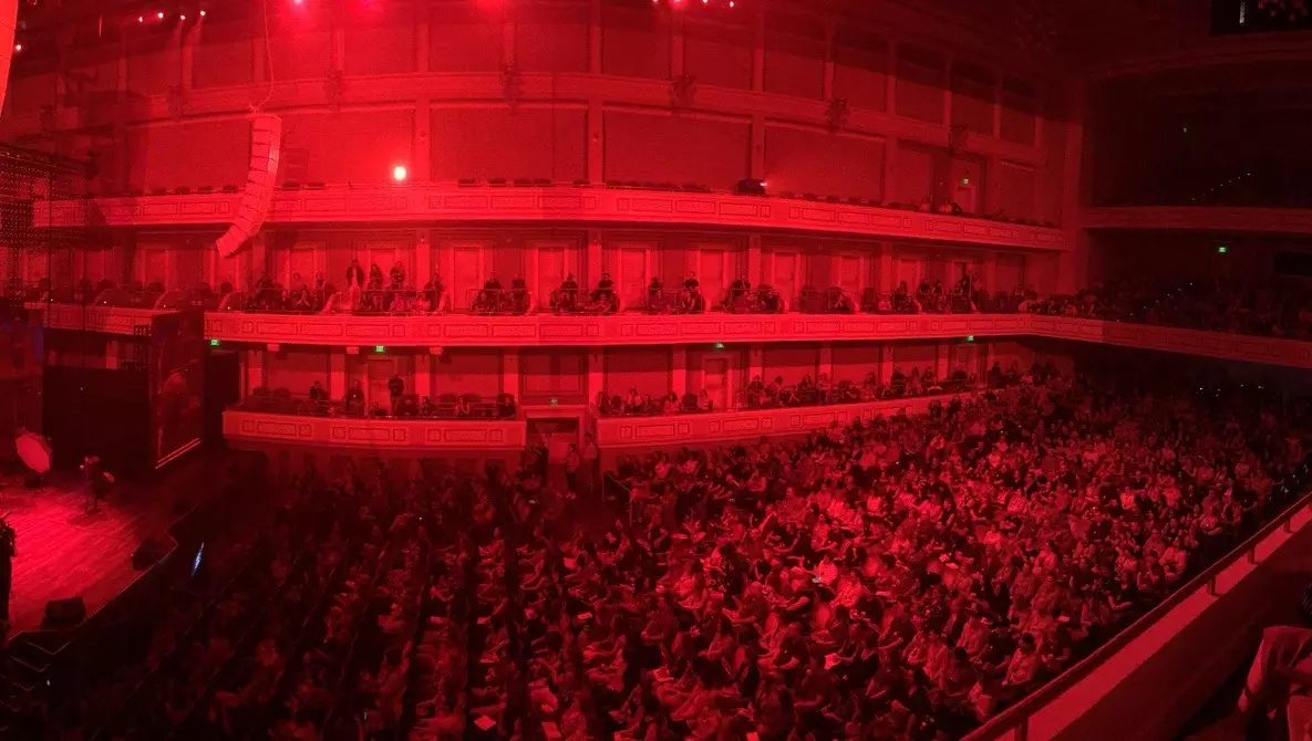 Il fotografo trasforma l'enorme Symphony Hall in una camera oscura, prima di scattare e sviluppare un ritratto sul palco