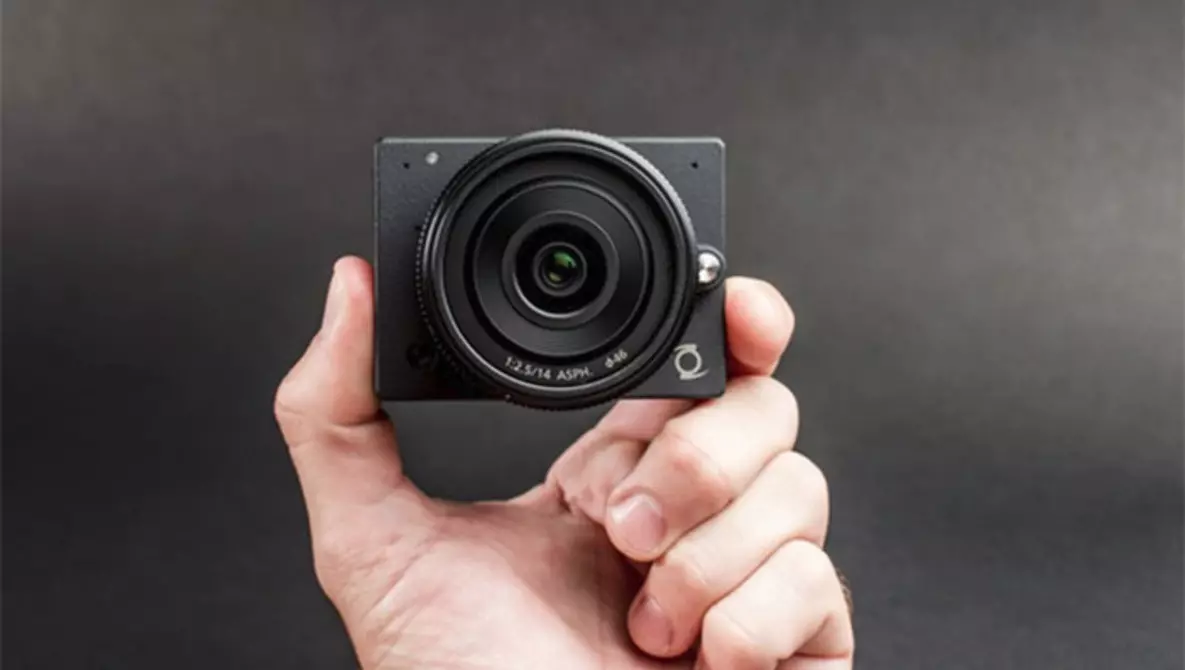Z Kamera kéint en neie kompakte Konkurrent sinn mat der Welt klengste Mikro Véier Drëttel Kamera
