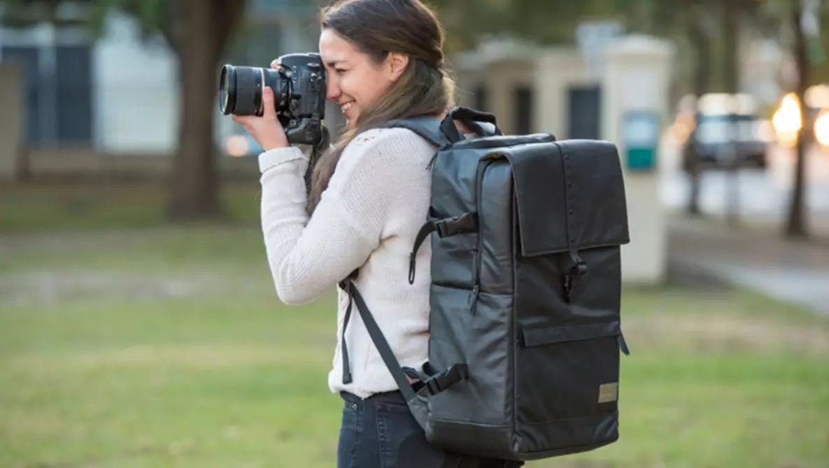 Fstoppers مراجعات حقائب كاميرا HEX DSLR Sling و DSLR Backpack