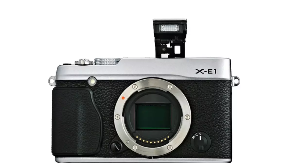 Fujifilm X-E1 թվային ֆոտոխցիկը հարվածում է խանութի դարակներին