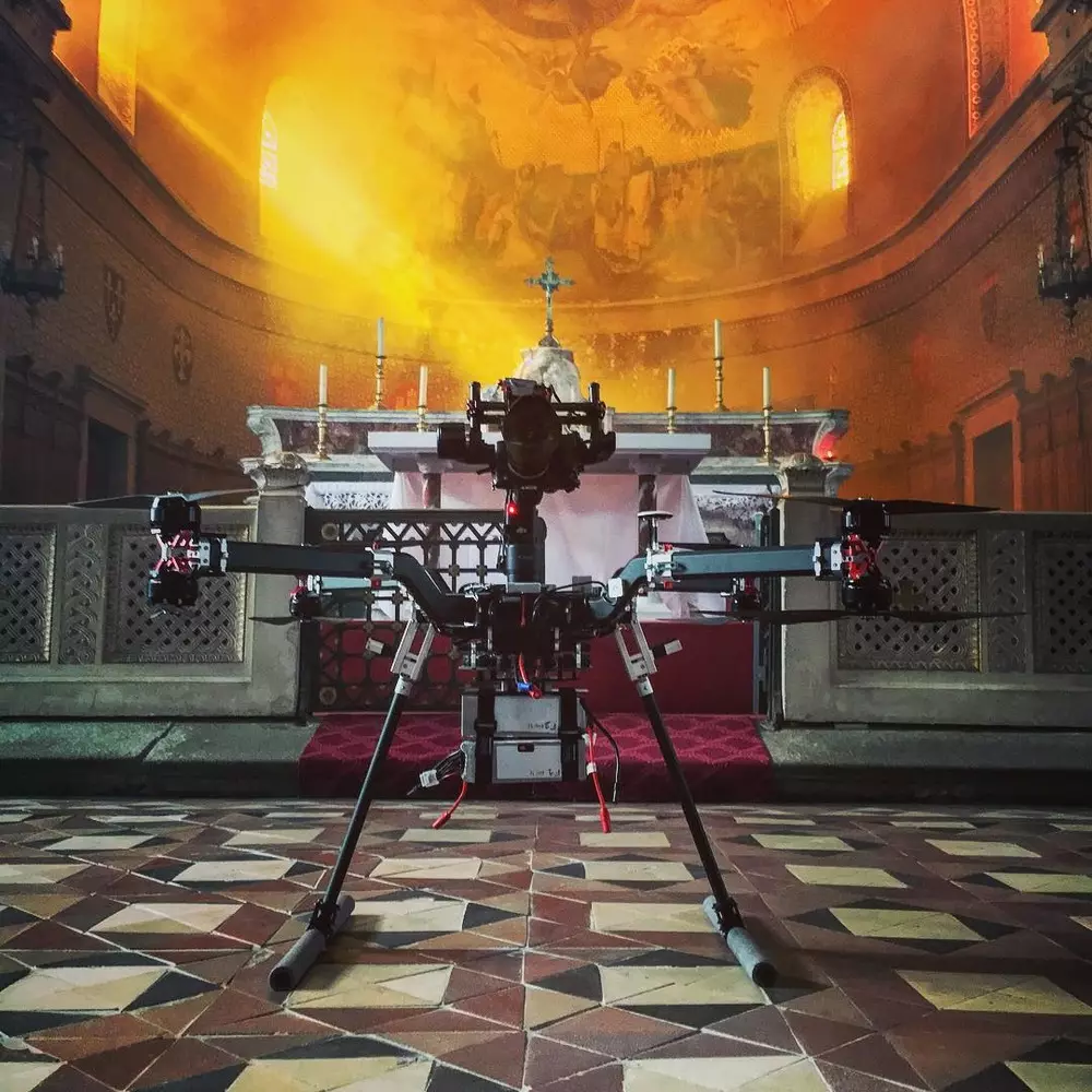 Coqueteando con el desastre: el dúo de cineastas vuela un dron dentro de una iglesia bizantina y el resultado es hermoso 179455_1