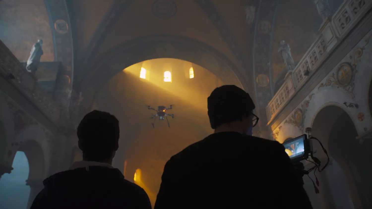 Flirtând cu dezastru: Duo de regizori zboară cu dronă în interiorul bisericii bizantine, iar rezultatul este frumos 179455_2