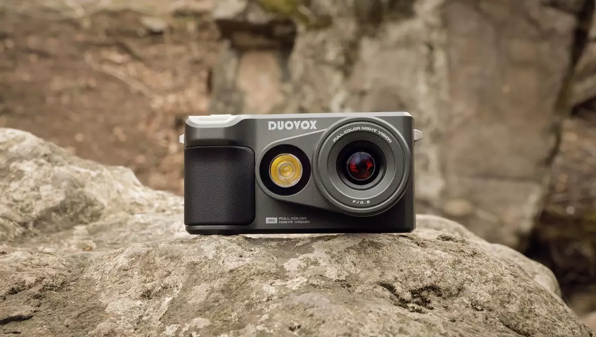 Duovox-kameran har 22 stopp av dynamiskt omfång, f/0,9 bländare och kan se färg i mörkret