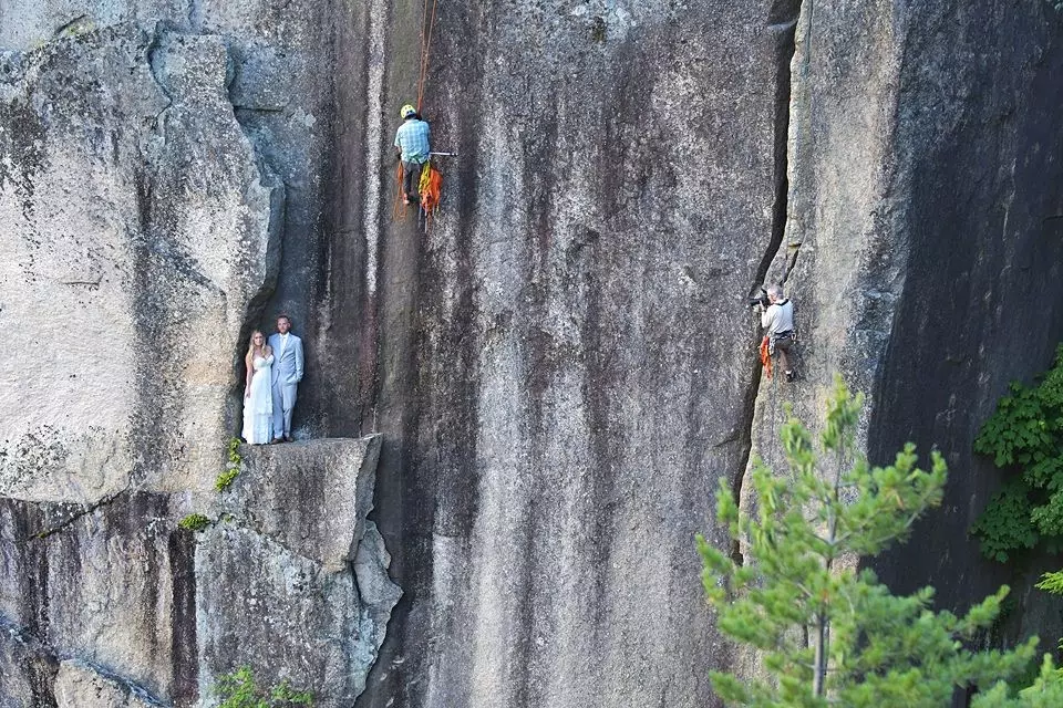 Philbrick Photography's Literal Cliff-Irọdi Awọn fọto Igbeyawo 185327_3