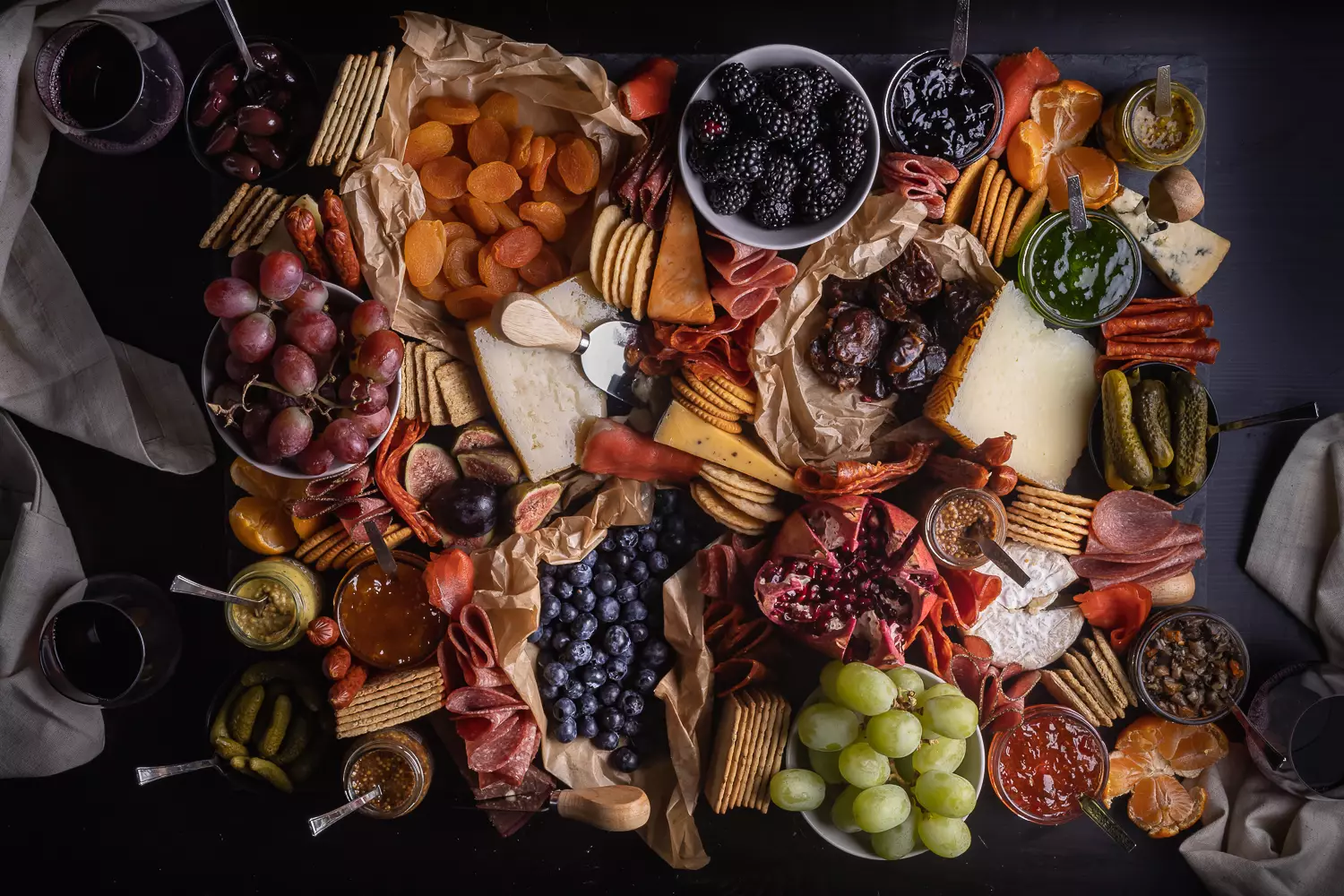 Jules Sherred charcuterie tábla gyümölcsökkel, kekszekkel, húsokkal, sajtokkal, savanyúságokkal és lekvárokkal.