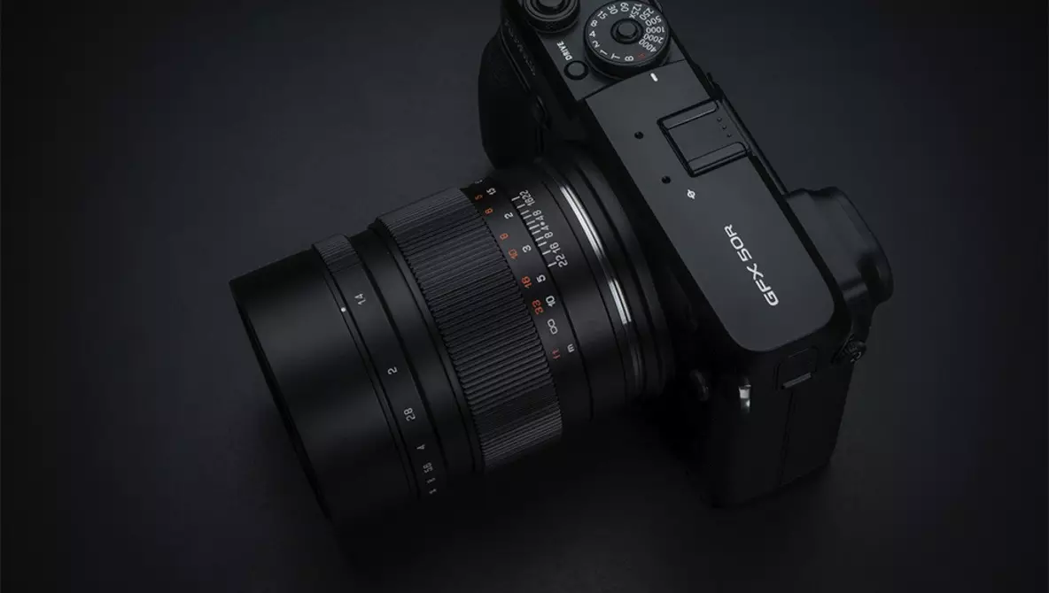 Nochtann ZY Optics Cró An-Fairsing Lionsa Meánfhormáide: Mitakon Speedmaster 65mm f/1.4