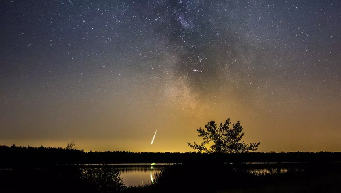 Kuidas kasutada fotopille Perseidide meteoriidisaju pildistamiseks