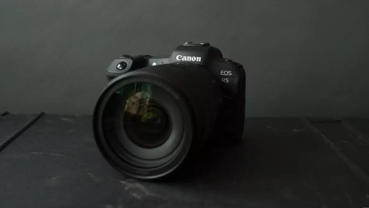 Canon EOS R5 aýnasyz işçi