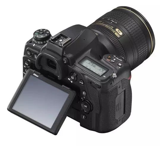 Ma Karsaziya Nikon di rêça rast de ye? 24701_2