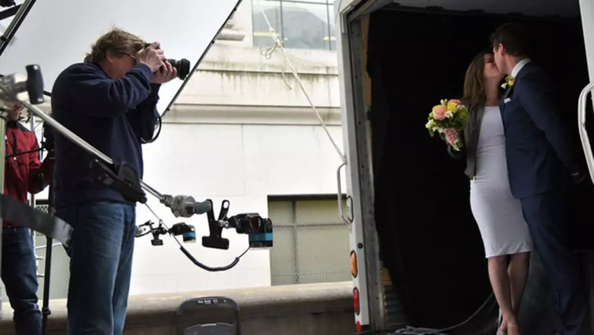 Joe McNally ۽ The Nikon Wedding Truck NYC جي جوڙي کي مفت شادي جون تصويرون پيش ڪن ٿيون