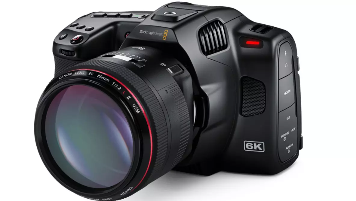 Blackmagic Pocket Cinema Camera 6K Pro: Revizio, kiun Vi Devas Vidi!