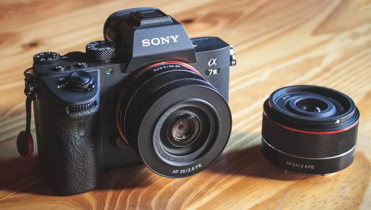 Fstoppers ги разгледува Samyang AF 24mm и 35mm f/2.8 FE објективите за Sony