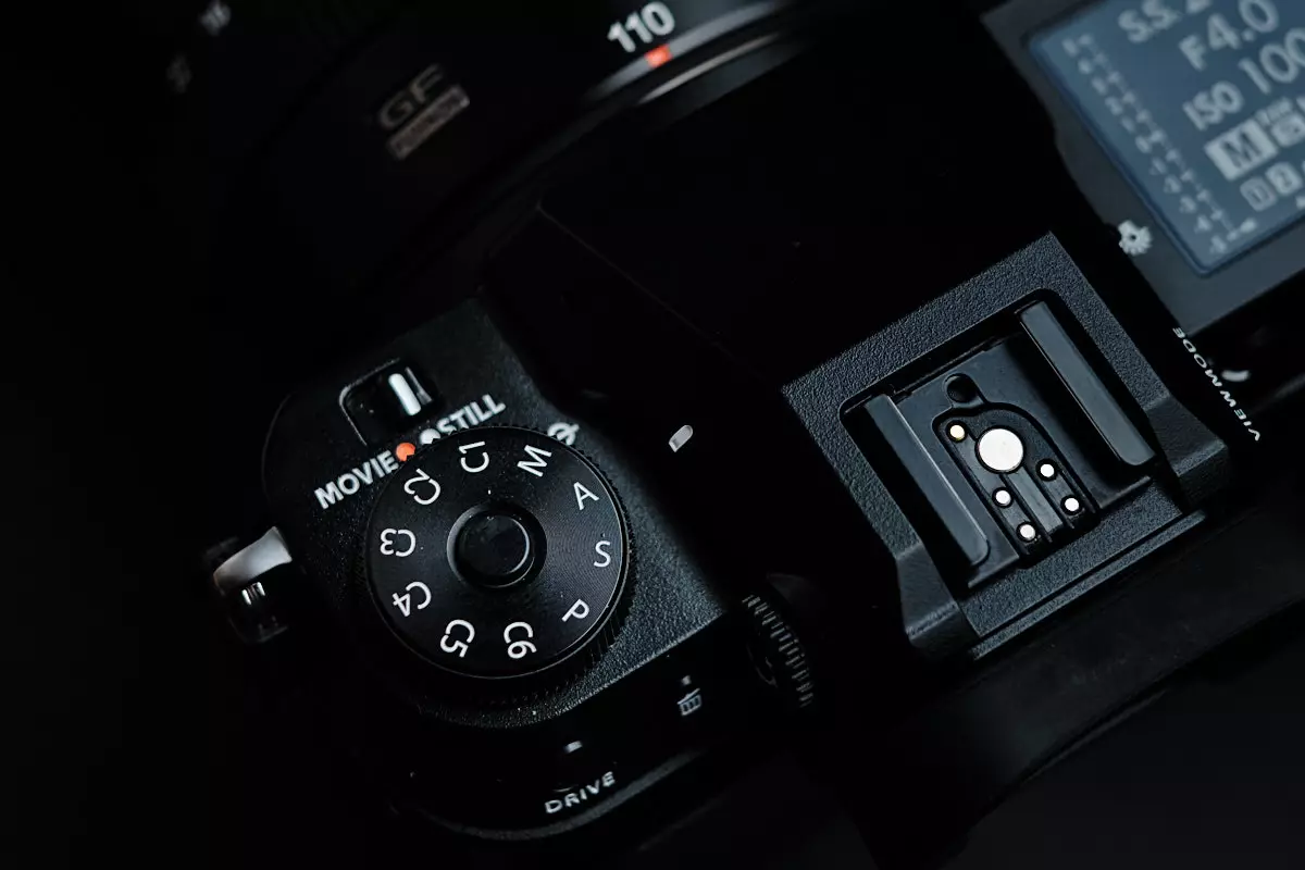 Fujifilm GFX 100S Урта форматлы көзгесез камераны карыйбыз 2479_2