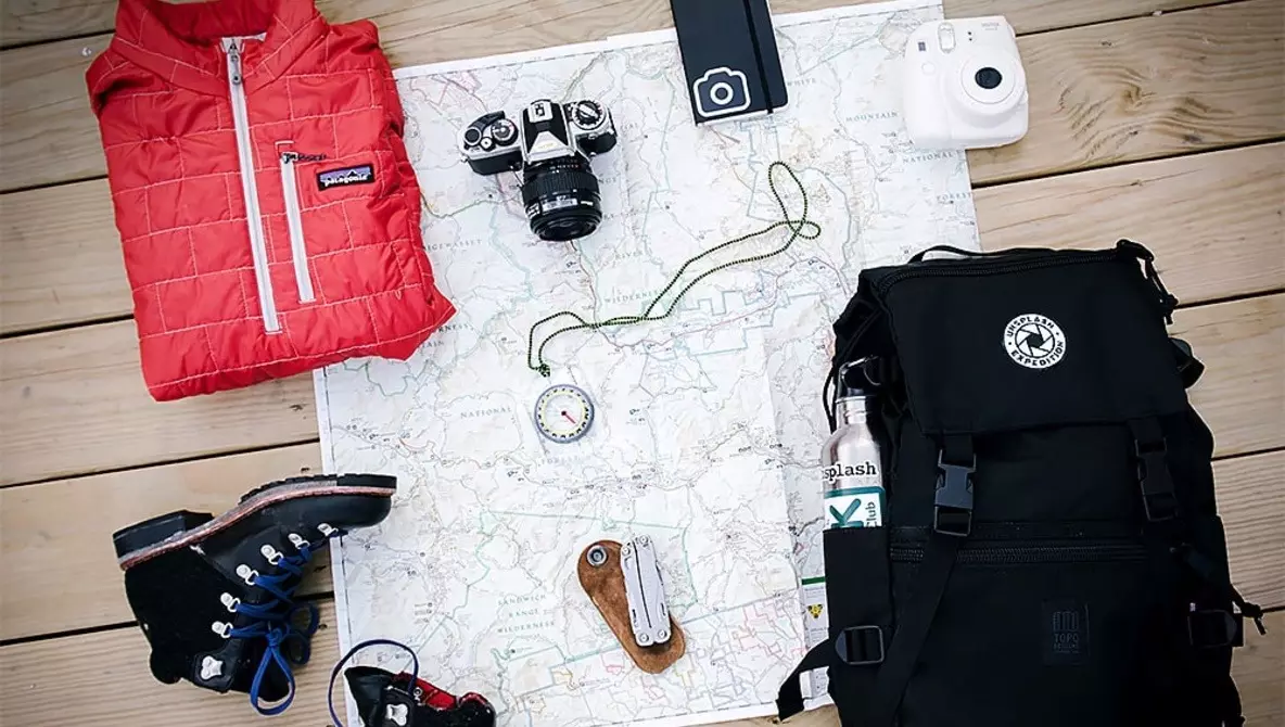 Hogyan helyezze el felszerelését és ruháit egy táskába, hogy korlátlan ideig utazhasson