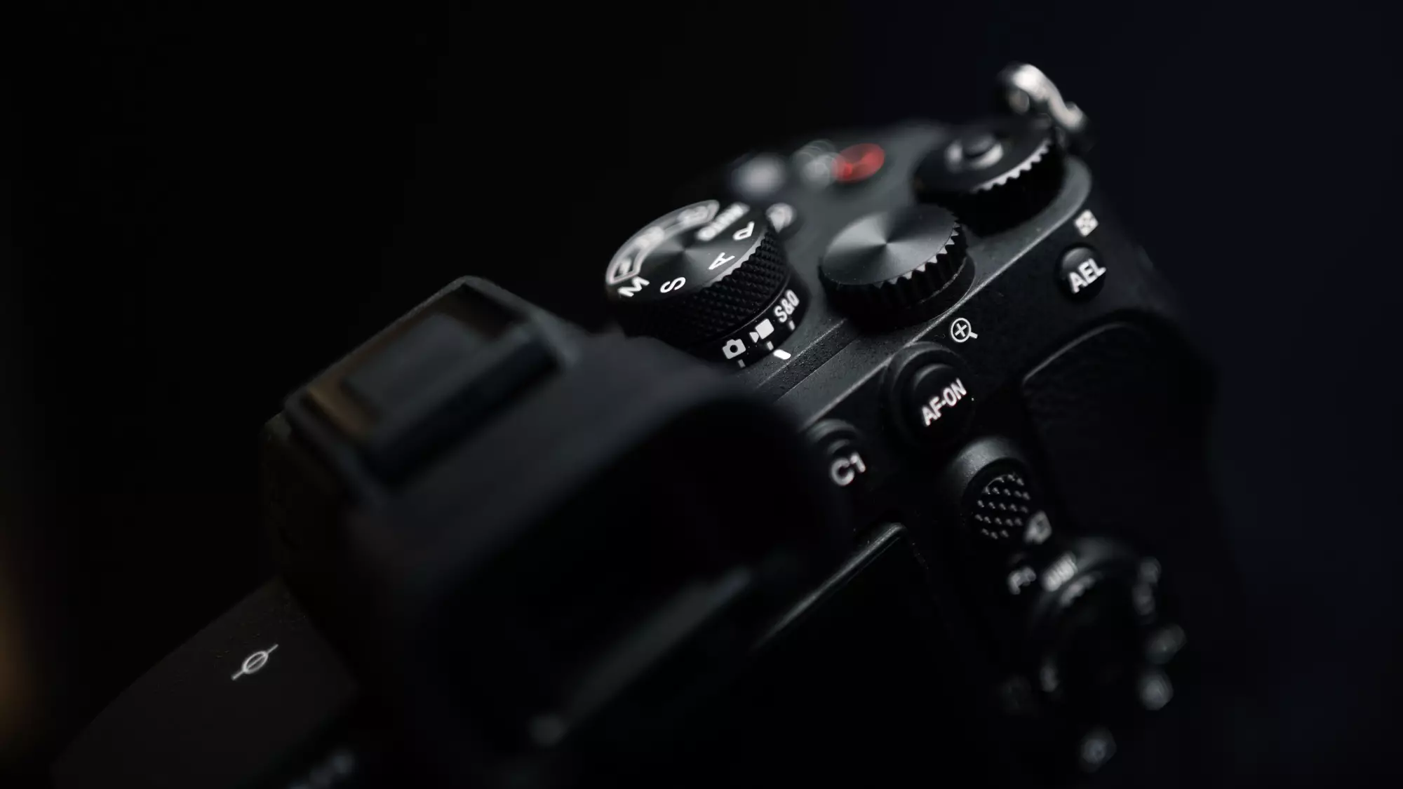 Pohľad na dizajn a ergonómiu nového Sony A7 IV 25384_8