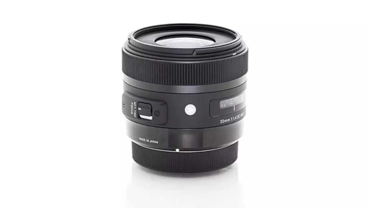 Fstoppers ሲግማ 30ሚሜ f/1.4 DC HSM Prime Lensን ይገመግማል