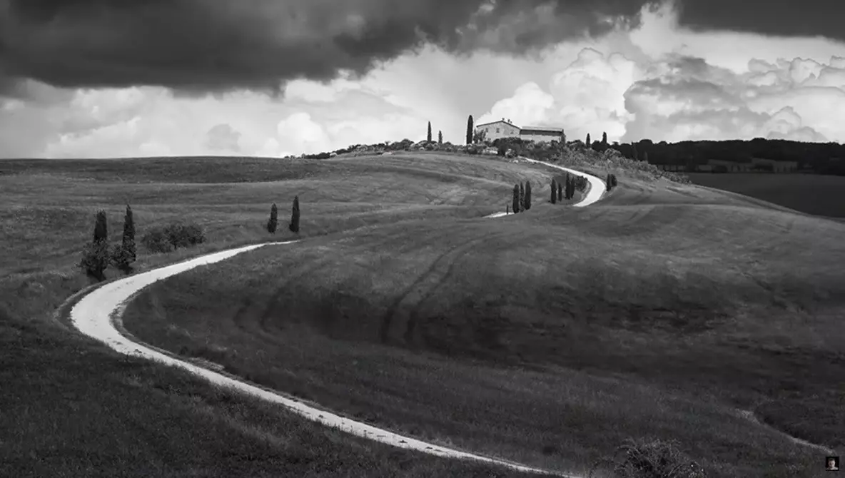 Salva una fotografia di paesaggio con una modifica in bianco e nero