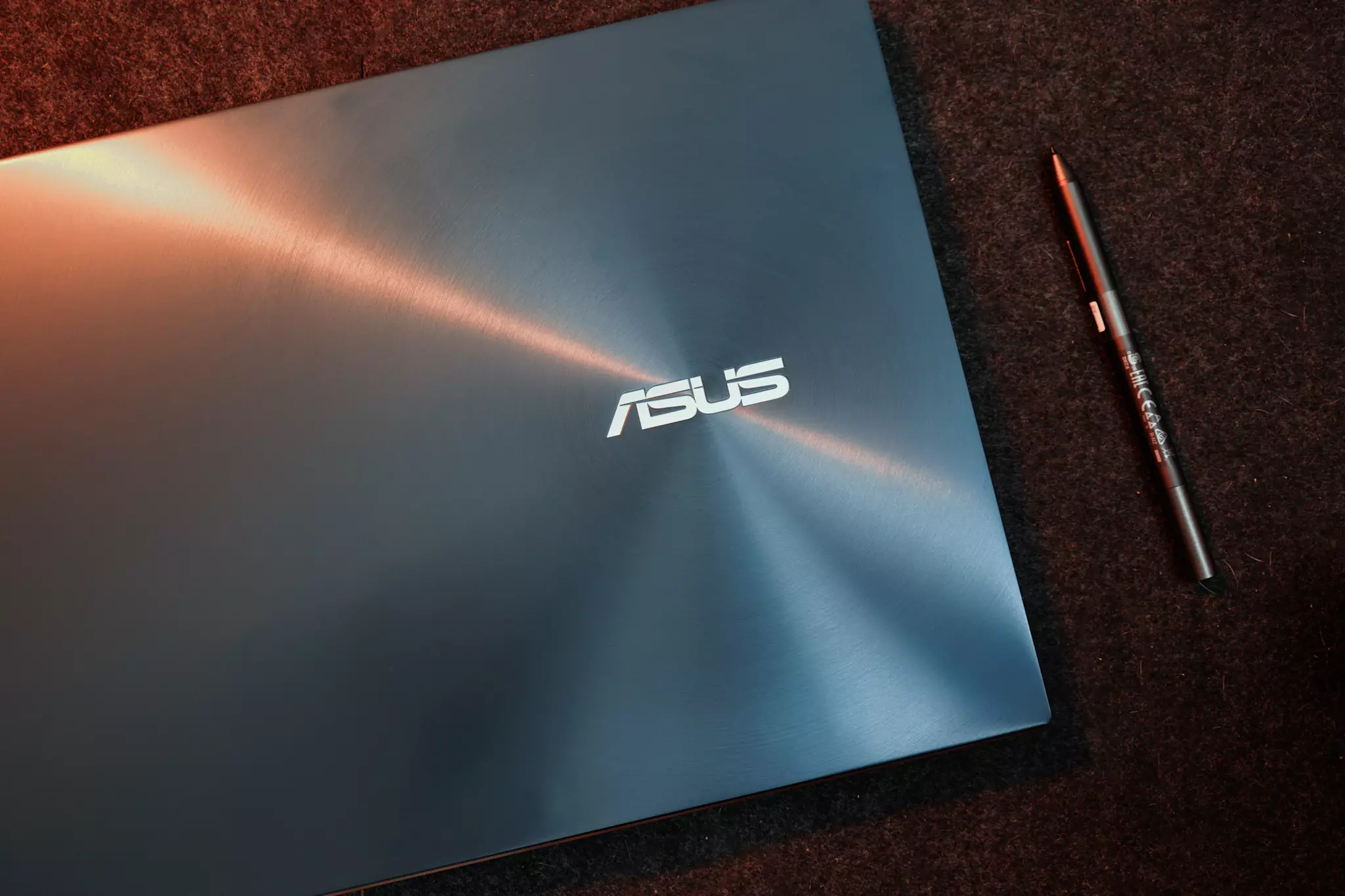 Нигоҳе ба ноутбуки насли 2-юми ду экрани ASUS: Fstoppers Zenbook Pro Duo 15 OLED-ро баррасӣ мекунанд 2638_1