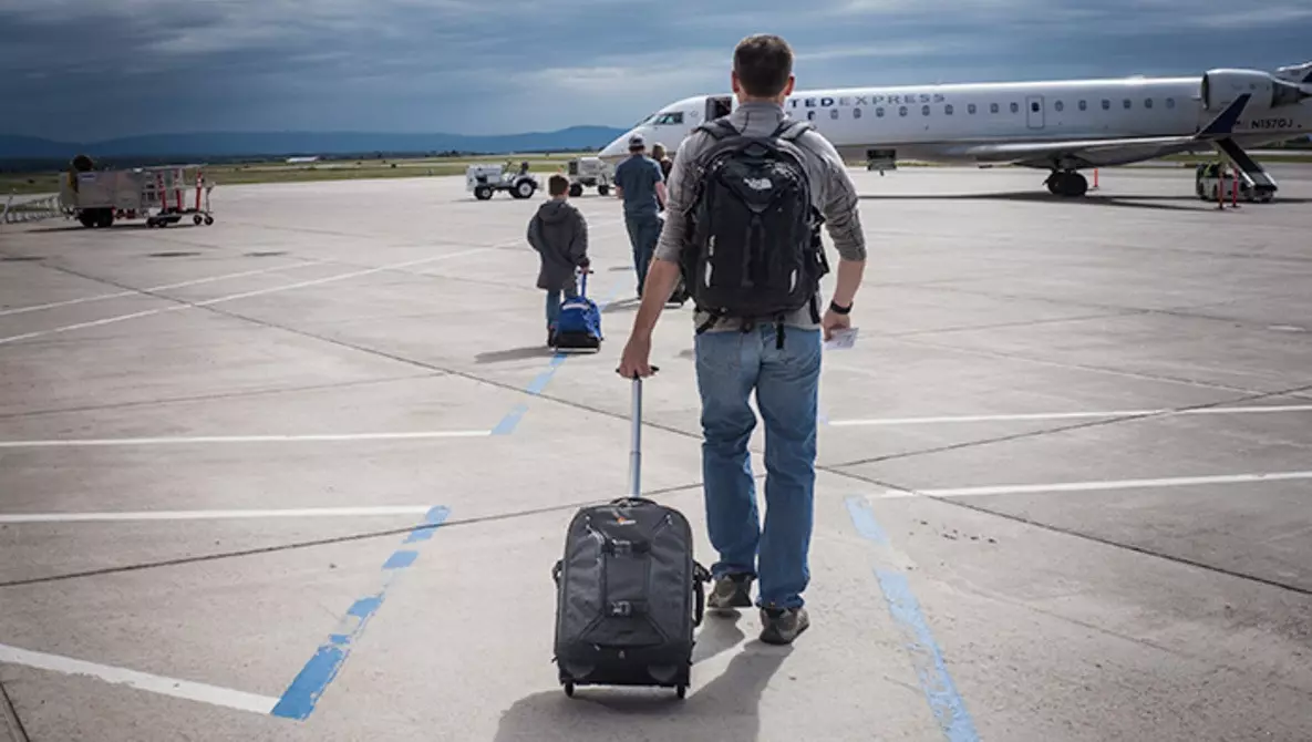Cestující fotograf a filmař Kontrolní seznam pro lety a balicí tašky
