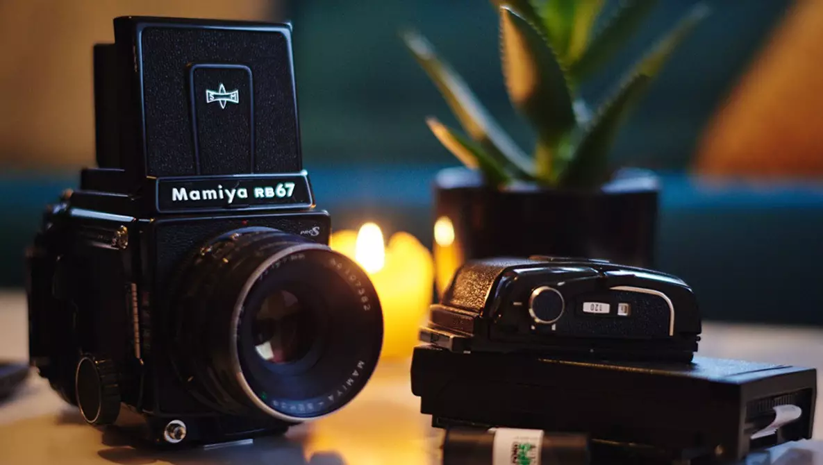 Li ser Budçeyek Di Formata Navîn de Diçe: Fstoppers Mamiya RB67 Dinirxîne