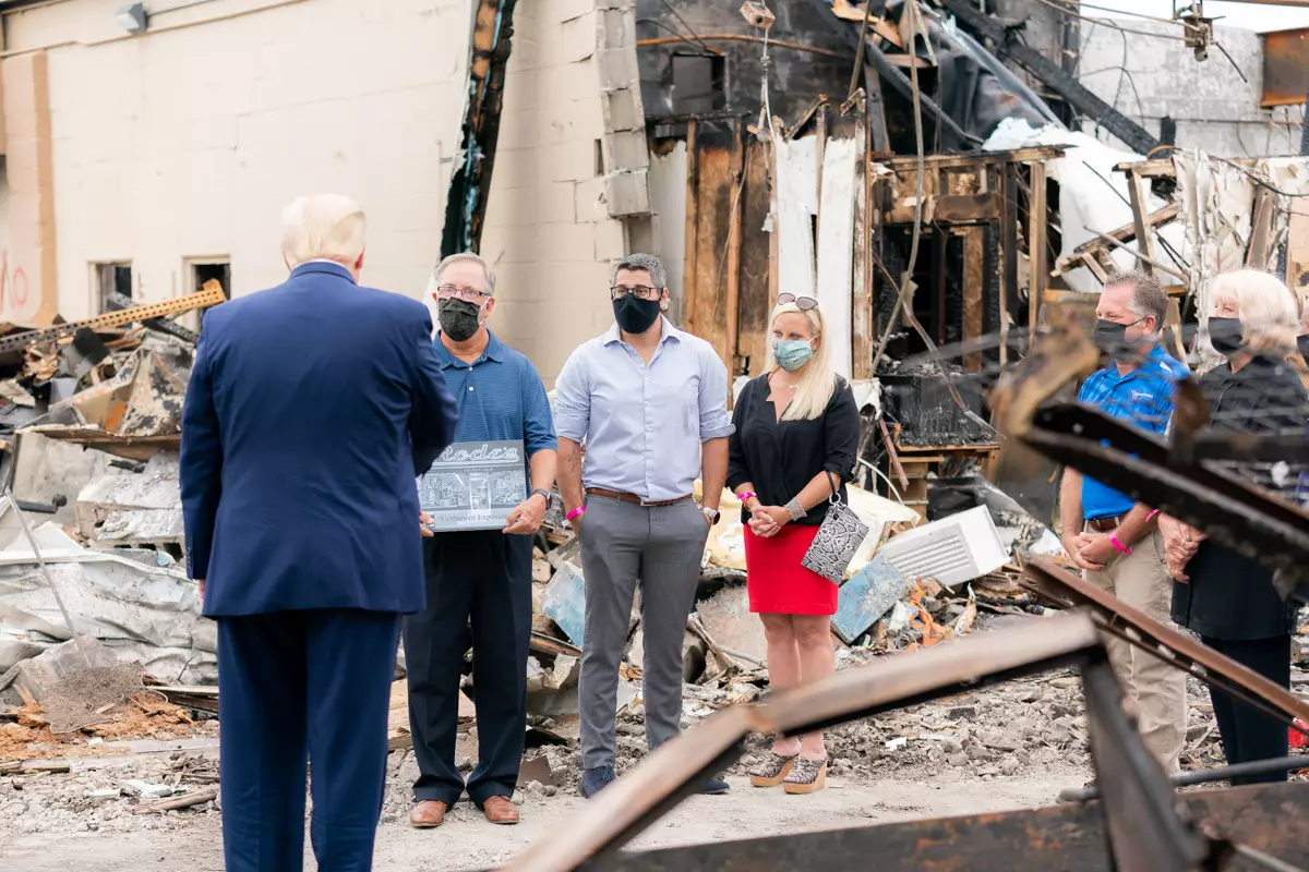 109 let stara trgovina s kamerami je zgorela v izgredih Jacoba Blakea, mesto obiskal Trump 26915_3