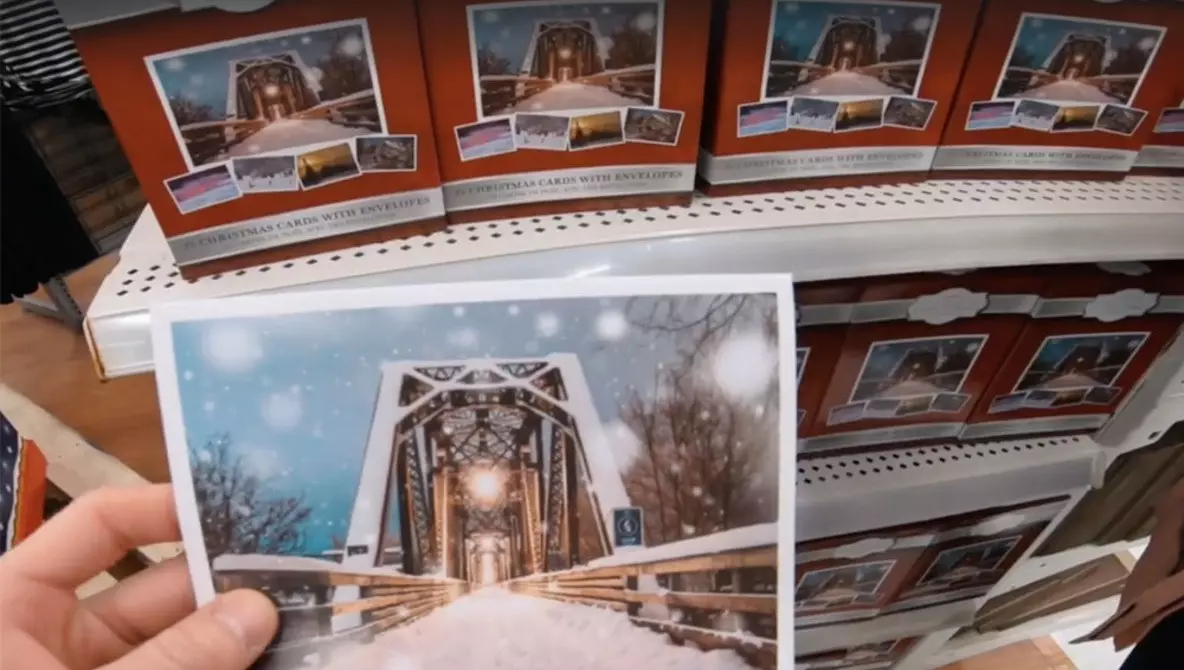 Fotogrāfs naivi augšupielādē fotoattēlu bez autoratlīdzības fonda vietnē, atrod attēlu, kas izmantots vairāk nekā 500 000 Walmart produktu