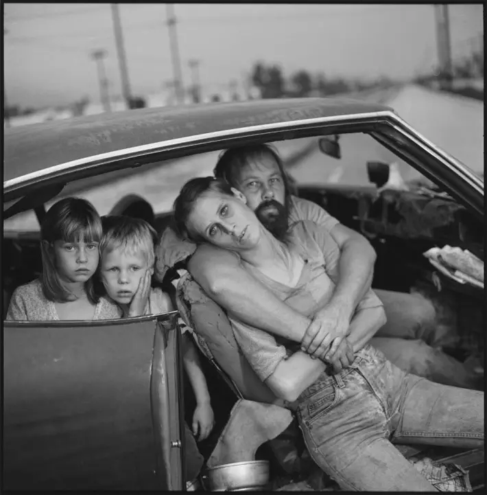 Naziv slike: Porodica Damm u svom autu, Los Anđeles, Kalifornija, SAD 1987 Autorsko pravo: @Mary Ellen Mark