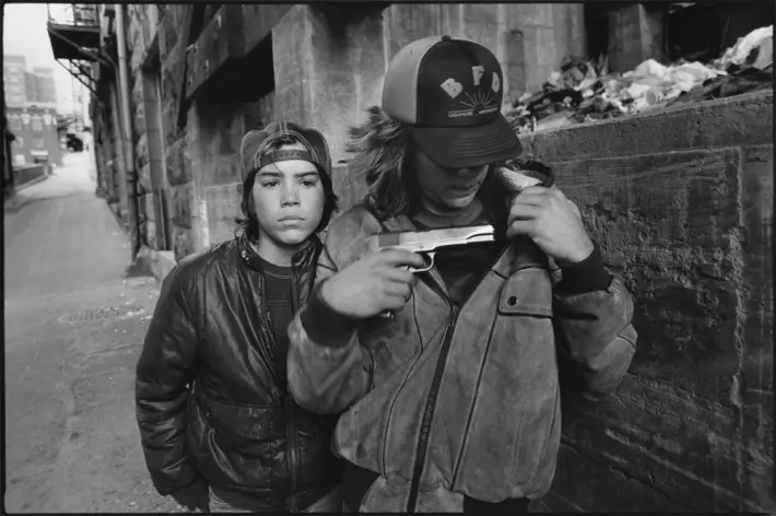 Име на изображението: „Плъх“ и Майк с пистолет, Сиатъл, Вашингтон 1983 Streetwise Авторско право: @Mary Ellen Mark