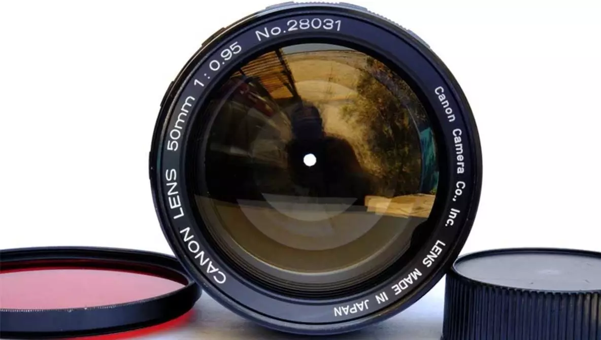 Sets'oants'o sa Lifoto se Qobelloa ho Shebella Lense ea Hae e Utsoitsoeng e Fetisitsoeng ho eBay ka $65,100.