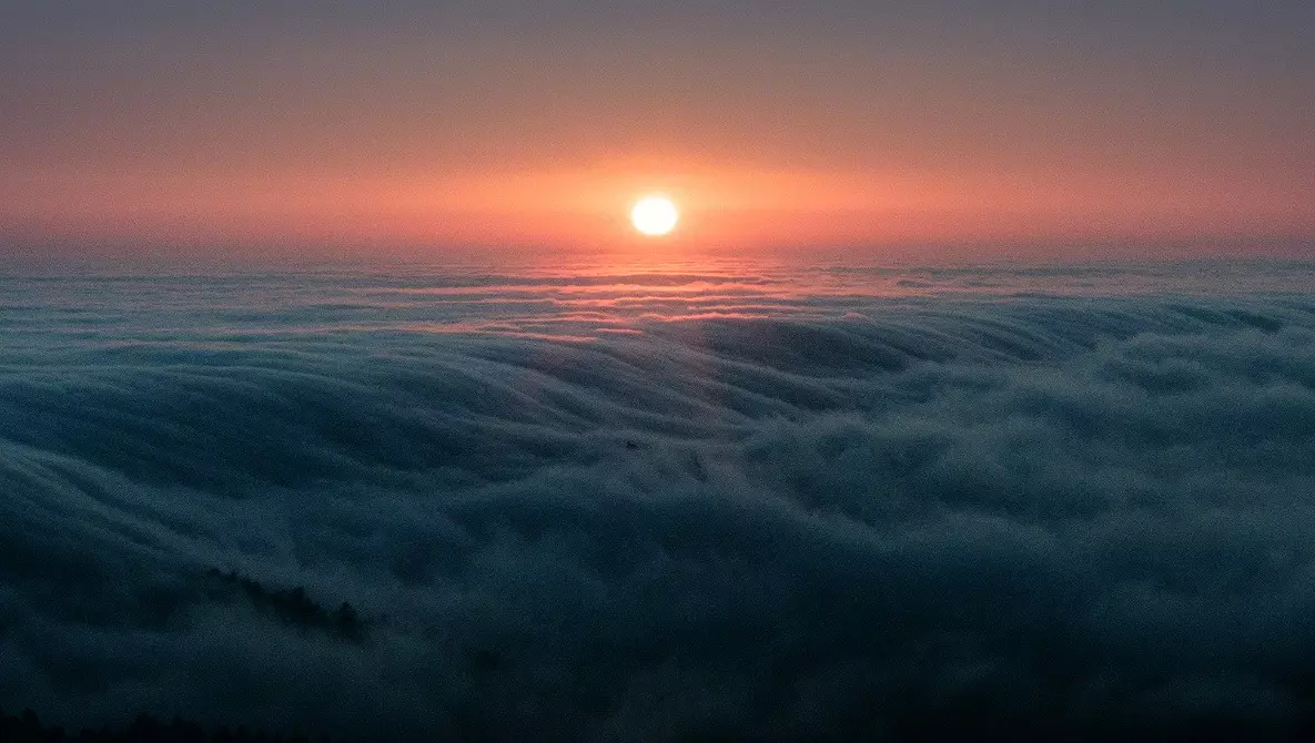 Gaudeix de la fotografia de la posta de sol amb boira calmant amb la pel·lícula Sony a1 i 35 mm