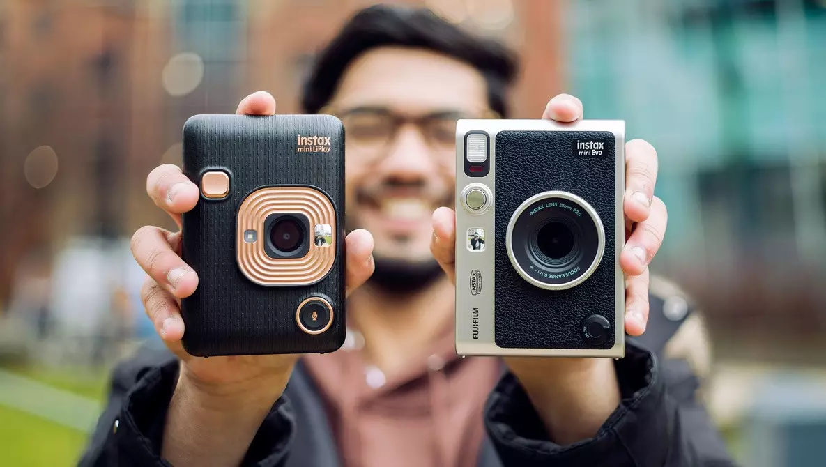 Fujifilm Instax Mini Evo Vs Instax Mini LiPlay: Flank-al-flanke Bilda Komparo