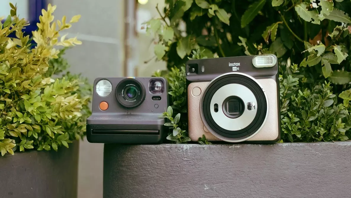 Fujifilm Instax SQ6 Versus Polaroid Now Camera I-Math: Pa Ddylech Chi Brynu?