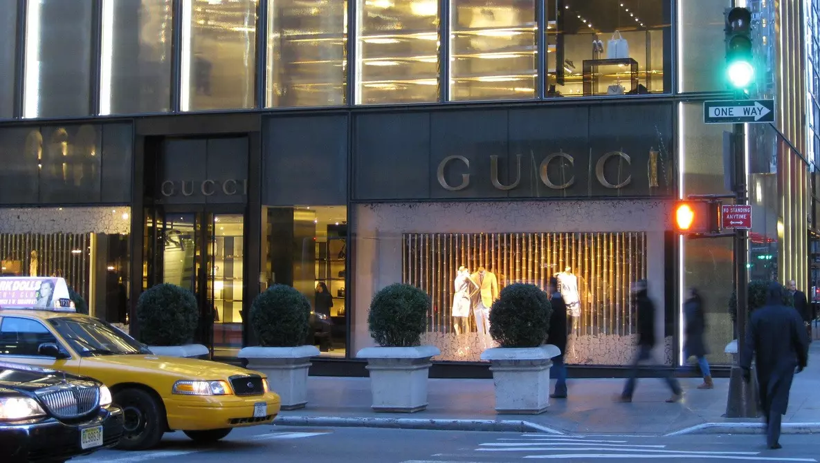 Gucci дебют кампаниясе модельләр тарафыннан тулысынча төшерелде