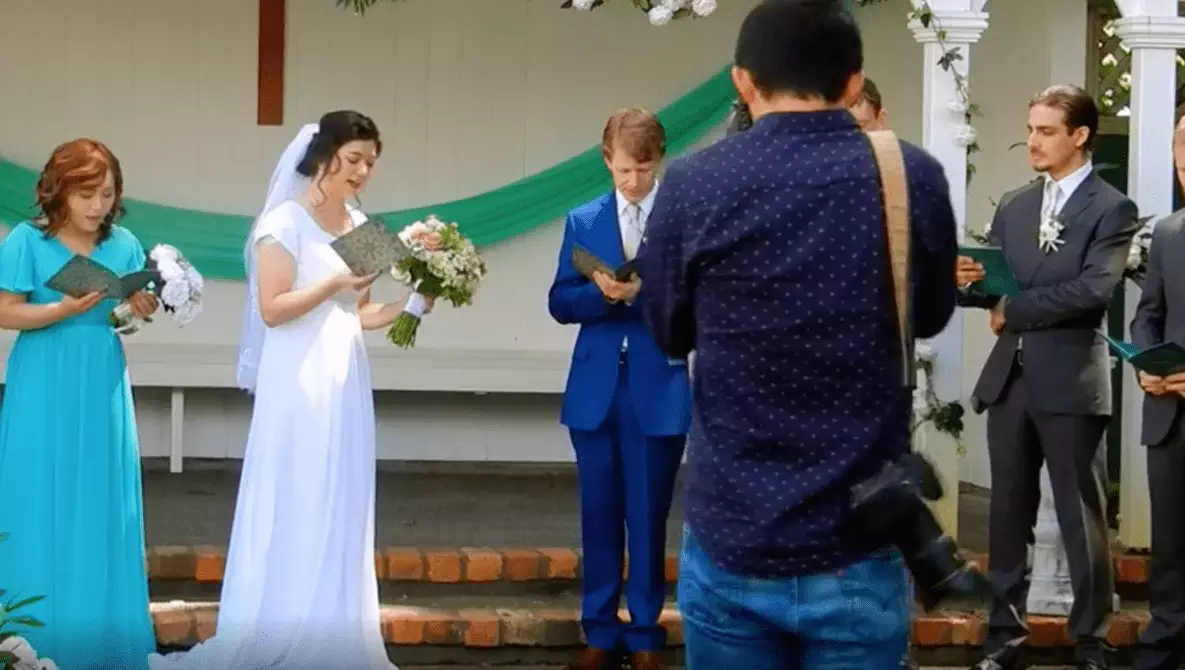Фотограф отфотошопил свадебные фотографии, чтобы сделать невесту стройнее вопреки ее желанию, и утверждает, что теперь удалил исходные файлы