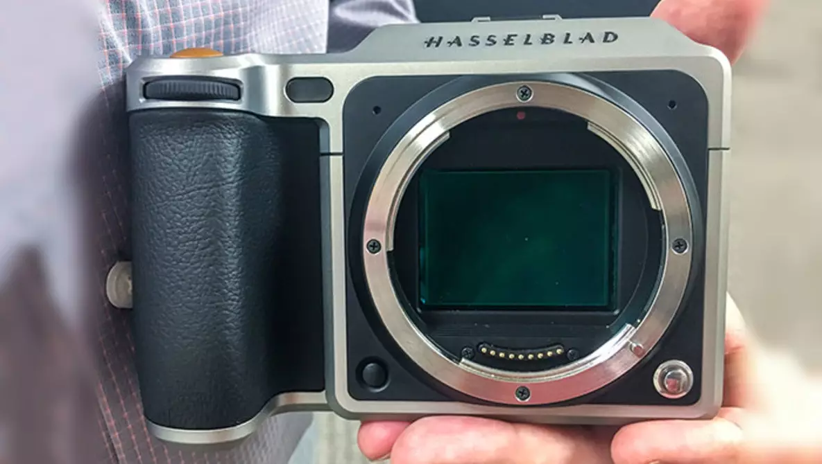 מבט ראשון: שימוש ביד עם Hasselblad X1D