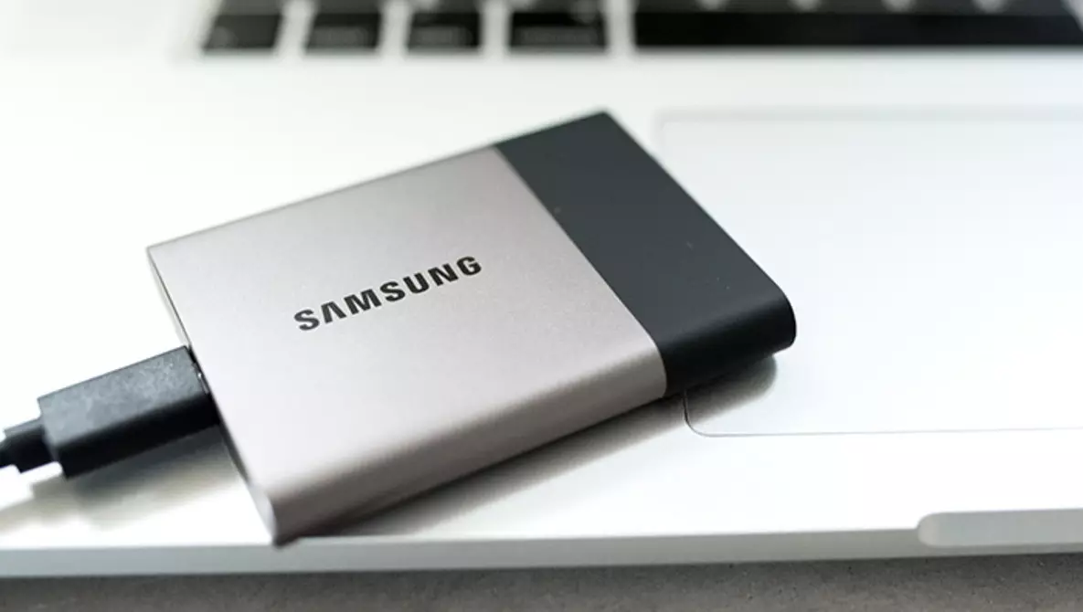 Mane Kun la Samsung SSD T3, Mia Nova Ŝatata Portebla Malmola Disko