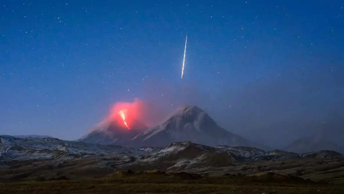 Nakuha ng Photographer ang isang Pumuputok na Bulkan at Nakakuha ng Isang Perpektong Nakahanay na Meteor bilang Bonus