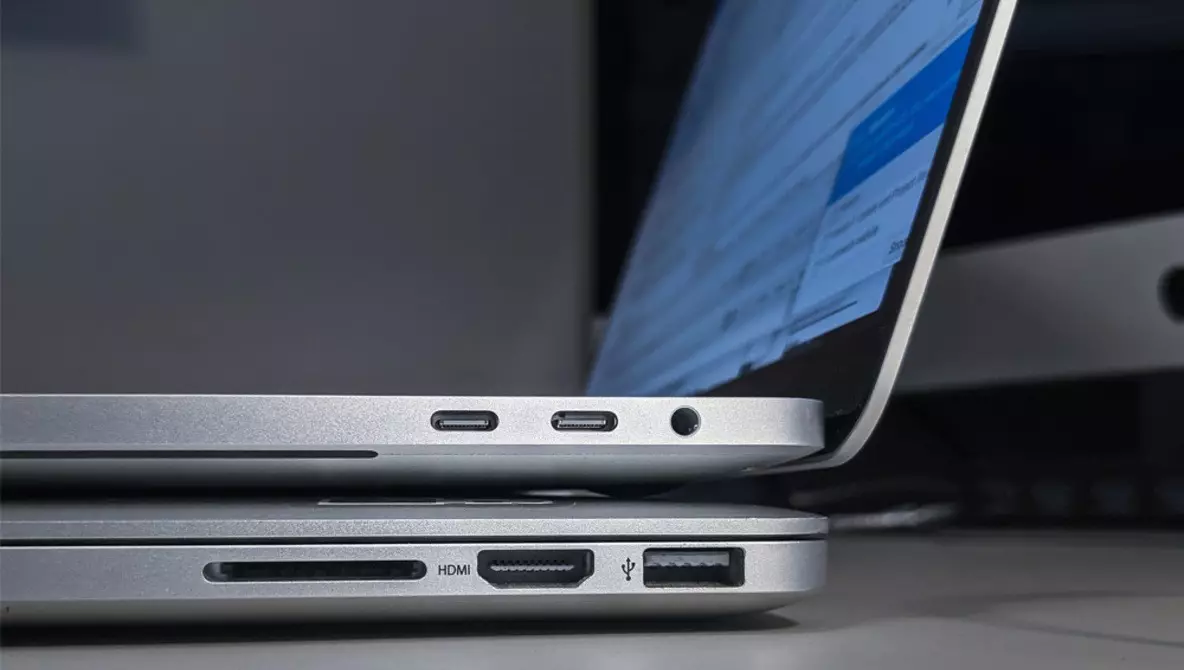 Алдағы MacBook Pros USB порттарын қайтарады ма?