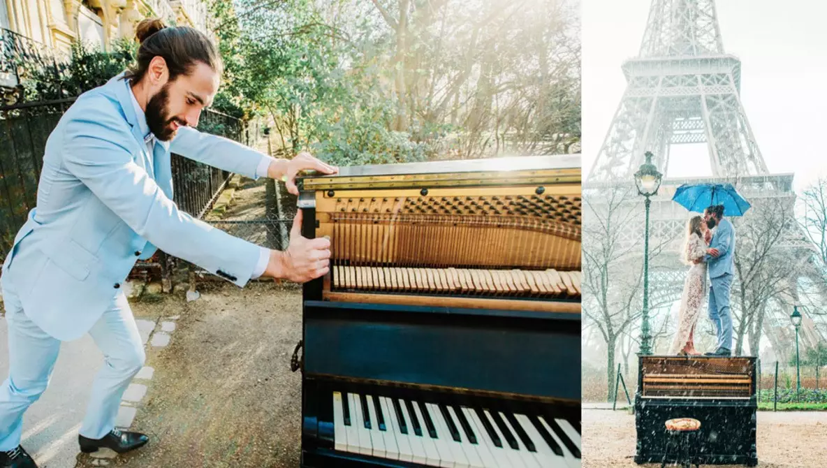 लग्नाचा छायाचित्रकार दस्तऐवज करतो मनुष्य त्याच्या मोठ्या दिवसासाठी पियानोला आयफेल टॉवरवर ढकलत आहे