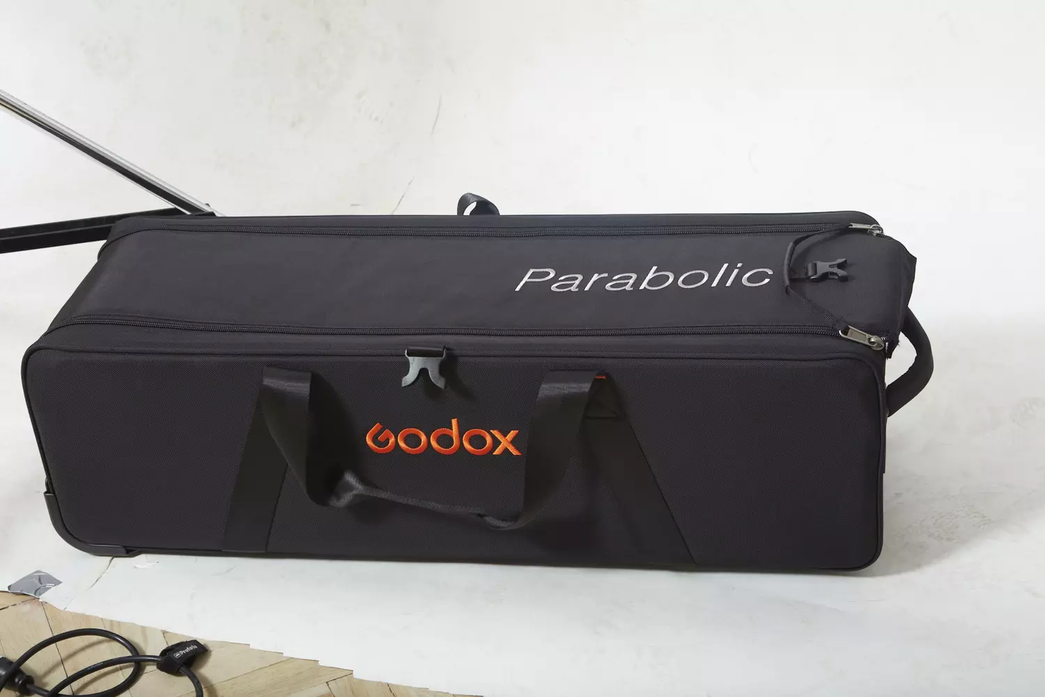 Guherkerên Ronahiya Parabolic Godox: Ji Broncolor çêtir e? 328_7