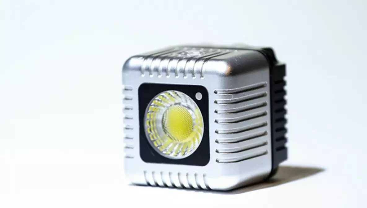તમારા GoPro અને સ્માર્ટફોન માટે કોમ્પેક્ટ LED લાઇટ